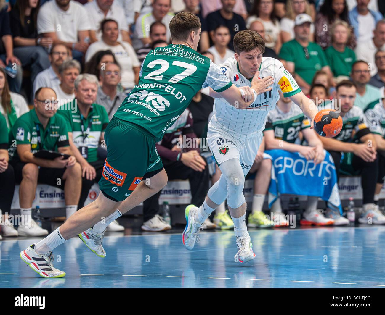 Nils Lichtlein (Fuechse Berlin, #17) im Zweikampf mit Oskar Sunnefeldt (Frisch Auf Goeppingen ...
