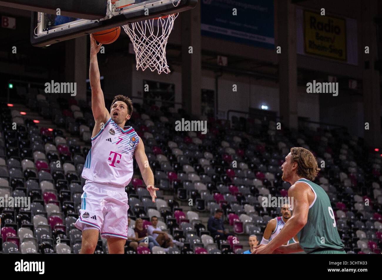Grayson Murphy (Telekom Baskets Bonn #7) geht alleine zum Korb ...