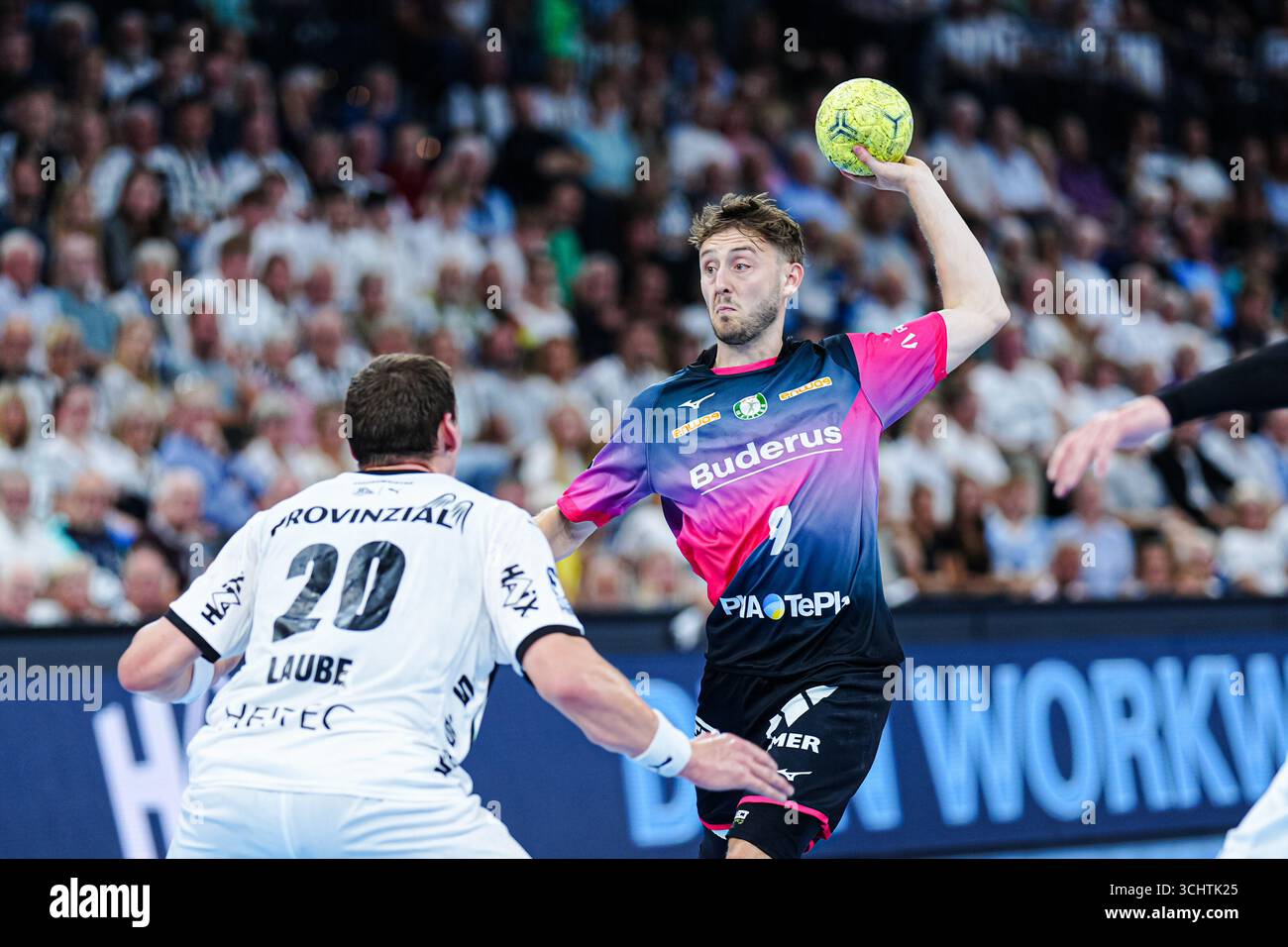 Wurf/Tor Niklas Theiss (HSG Wetzlar, #09) GER, THW Kiel vs. HSG Wetzlar, Handball, 1. Bundesliga ...