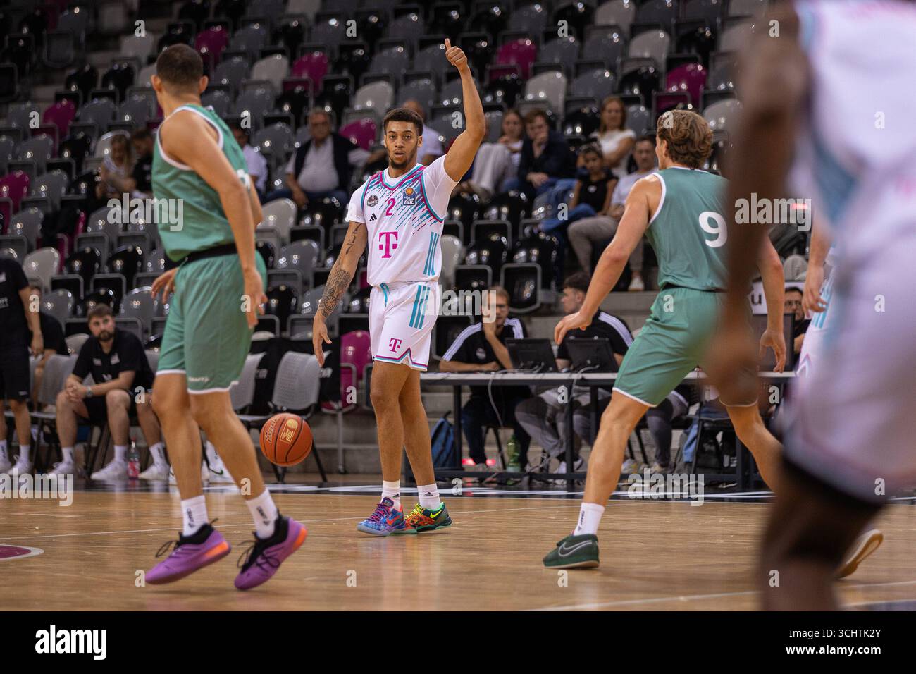 Alijah Comithier (Telekom Baskets Bonn #2) dirigiert -- Testspiel ...