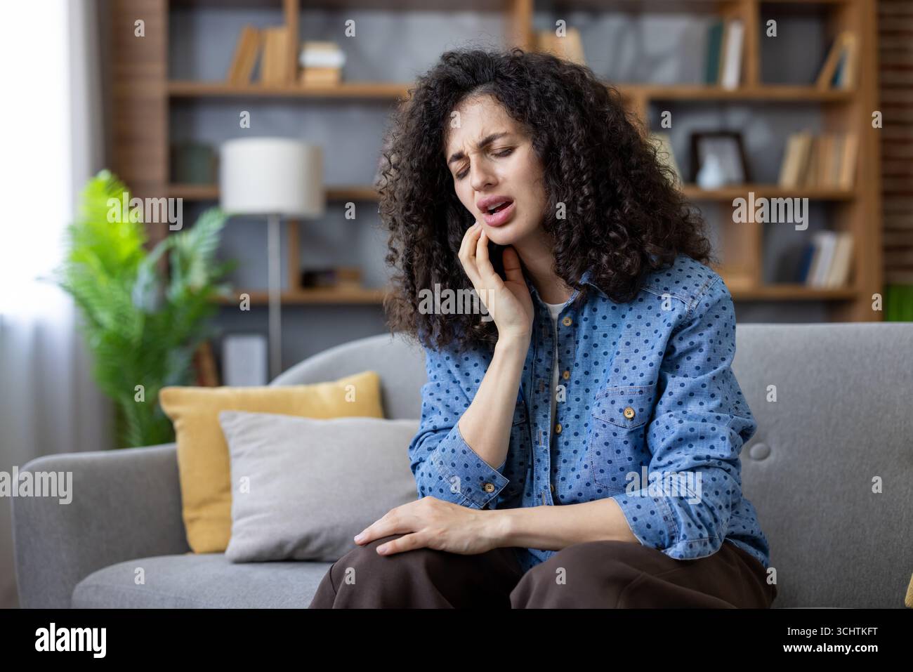 Woman pressing cheek hand grimacing hi-res stock photography and images ...