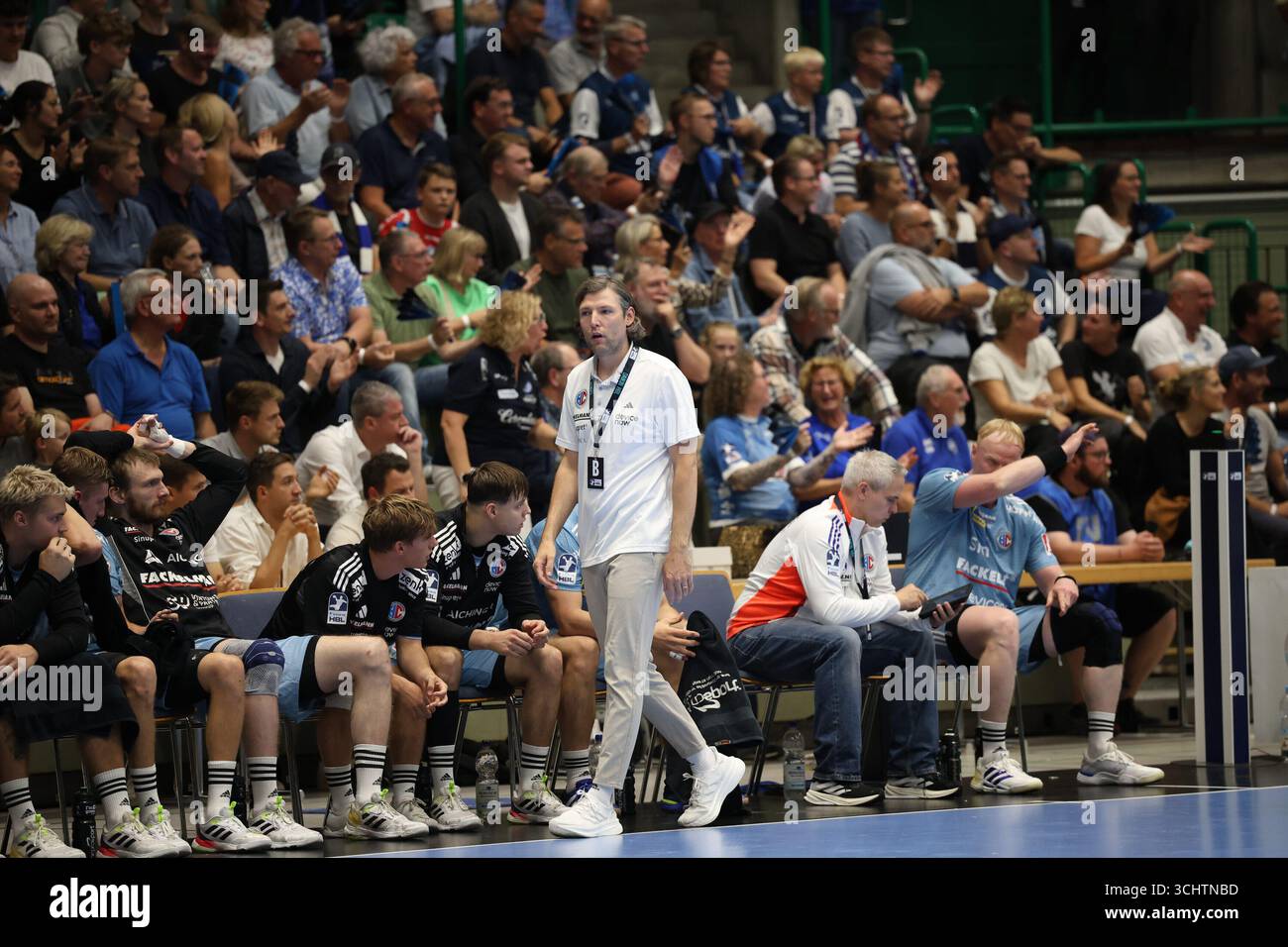 v.l. Johannes Sellin (HC Erlangen #Trainer) Bergischer HC 06 vs. HC ...
