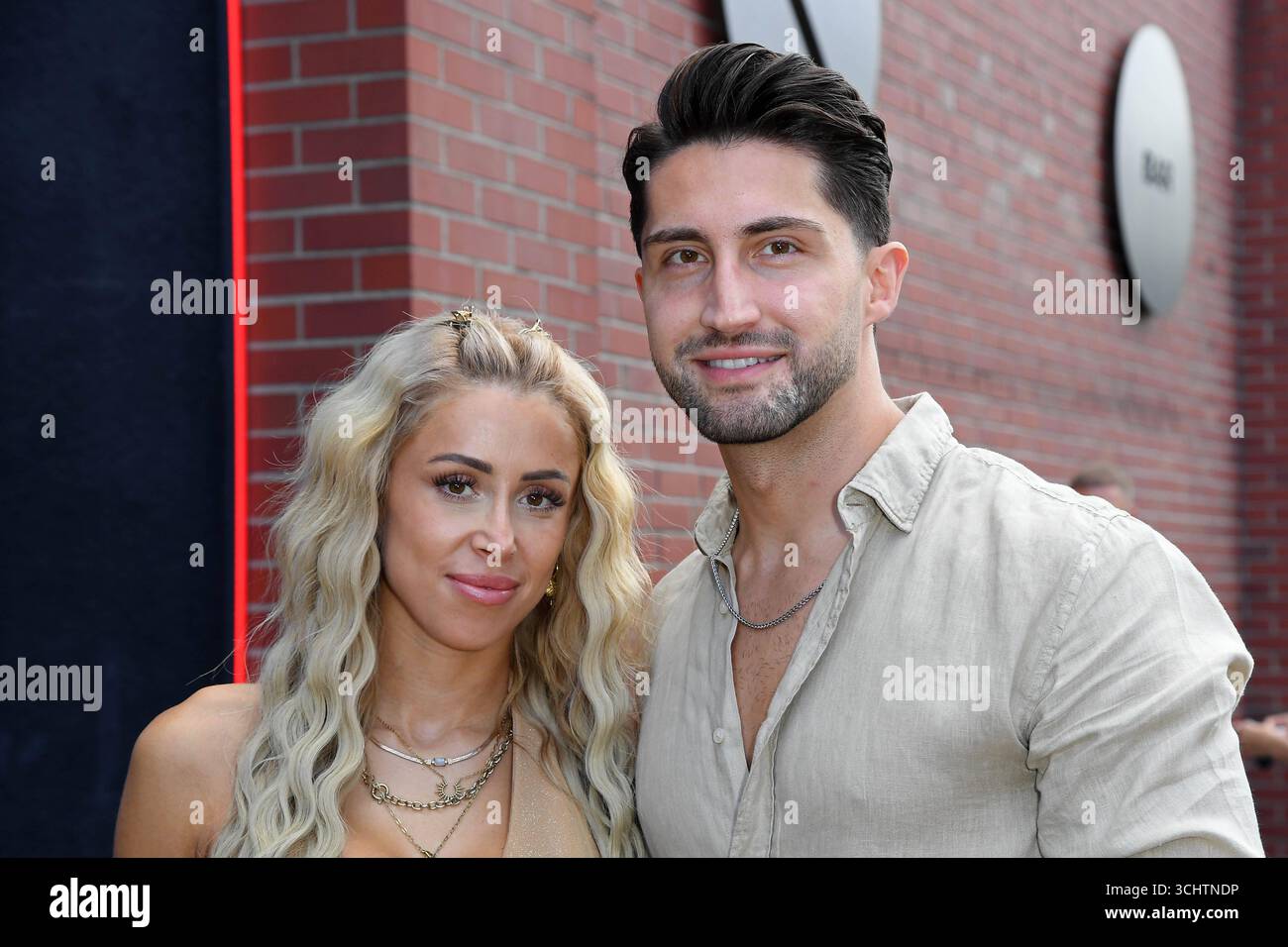 Lorik Bunjaku mit Freundin Denise Hersing bei der LOVE ISLAND VIP Kino ...