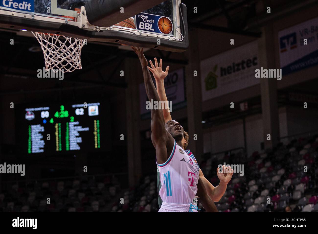 Tylan Birts (Telekom Baskets Bonn #5) punktet in Bedr?ngnis ...