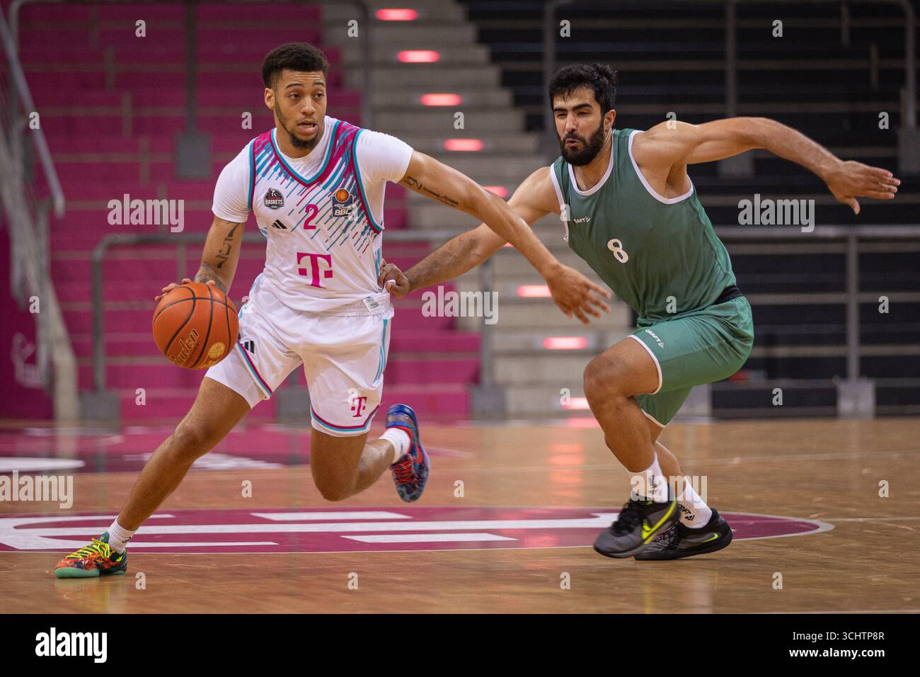 Alijah Comithier (Telekom Baskets Bonn #2) und Behnam Yakhchali (VET ...