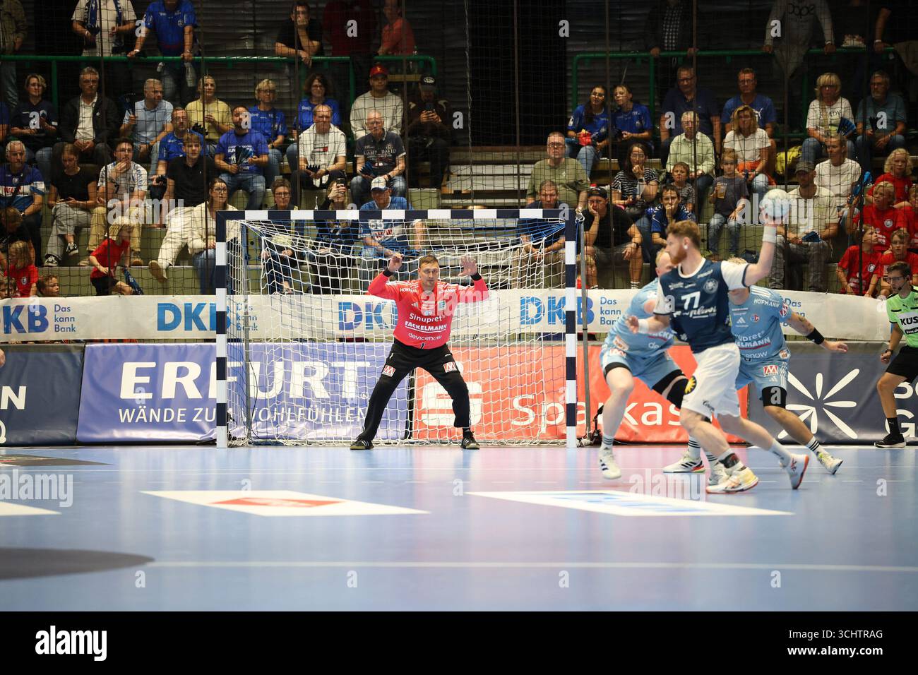 v.l. Dario Quenstedt (HC Erlangen #01) Bergischer HC 06 vs. HC Erlangen ...