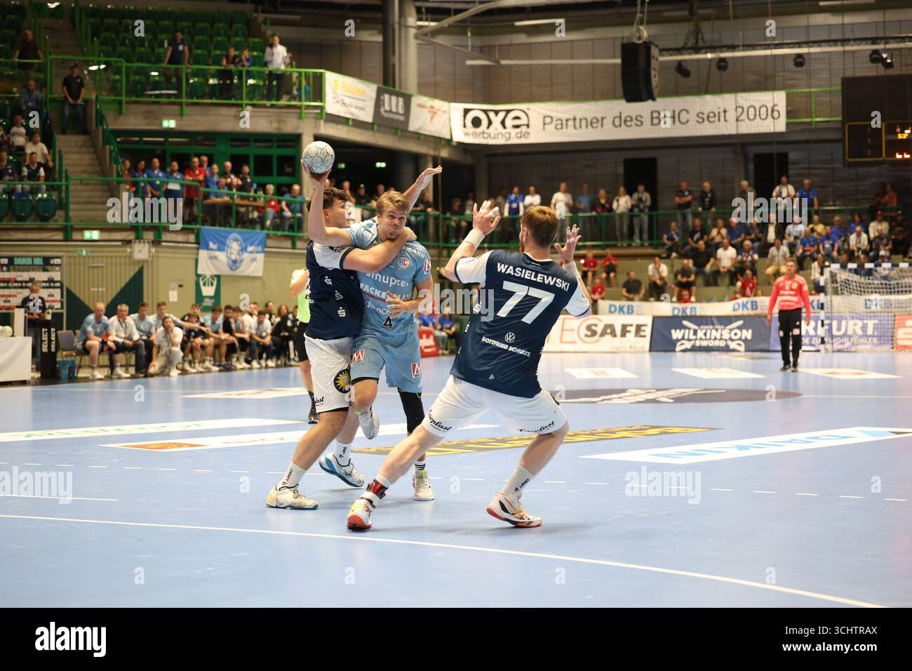 v.l. Aron Seesing (Bergischer HC #49), Andri Runarsson (HC Erlangen #04 ...
