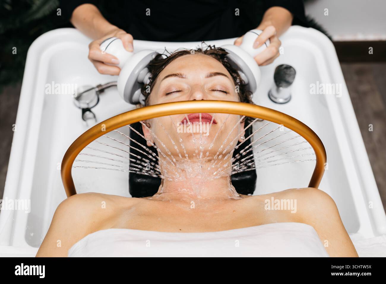 Japanese head spa therapy gentle hi-res stock photography and images ...