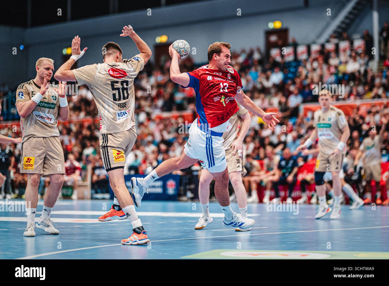 Niklas Weller (HSV Hamburg, 13) wirft aufs Tor; HBL: HSV Hamburg vs ...