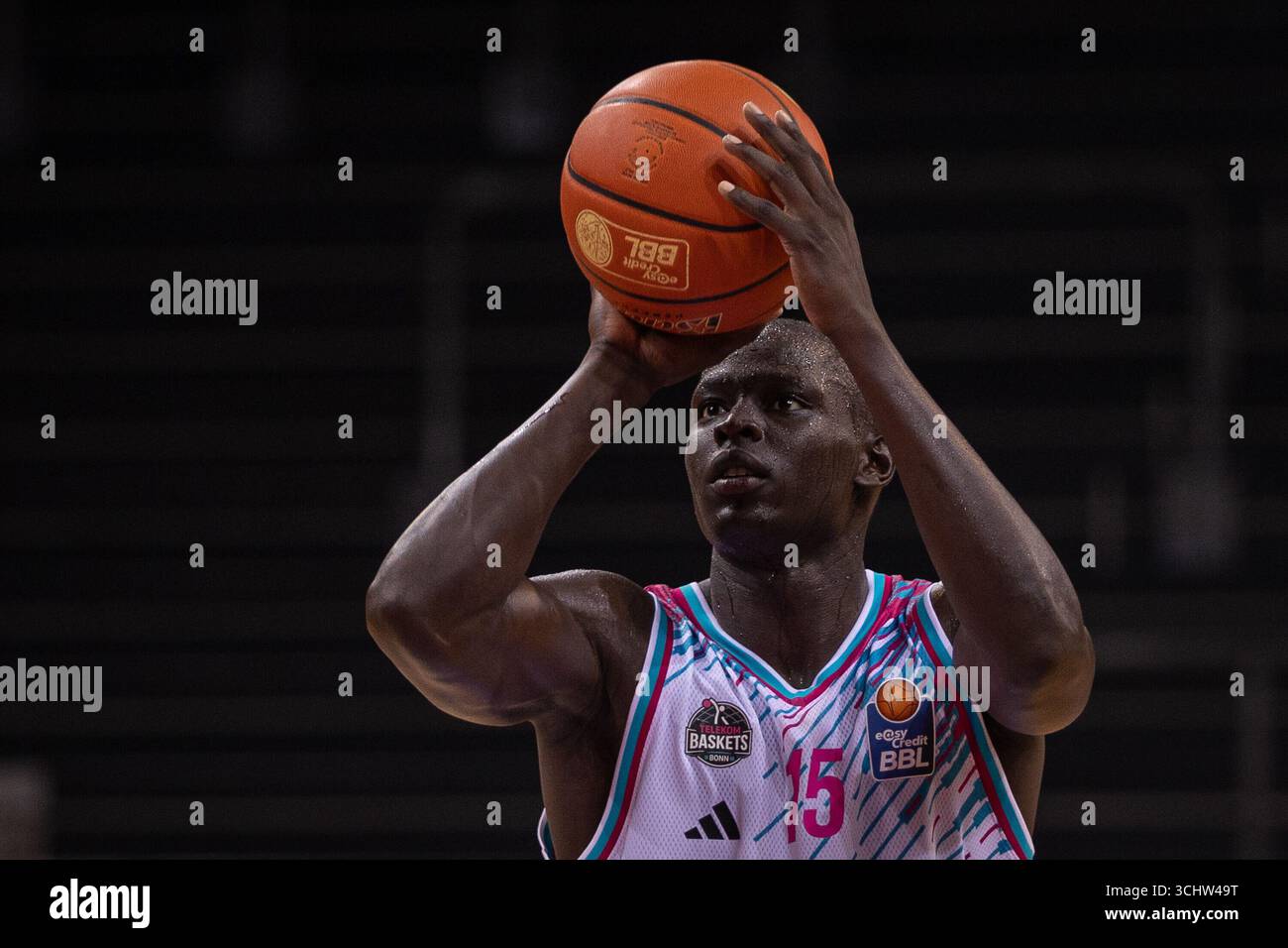 Kur Jongkuch (Telekom Baskets Bonn #15) beim Freiwurf -- Testspiel ...