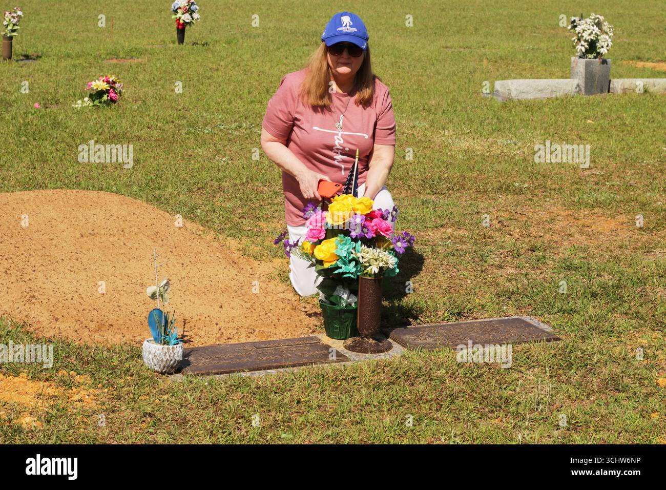 A daughter saying goodbye to her mother hi-res stock photography and ...