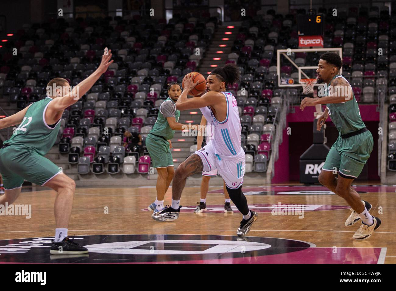 Jonathan B?hre (Telekom Baskets Bonn #1) zieht zum ersten Dunk des ...