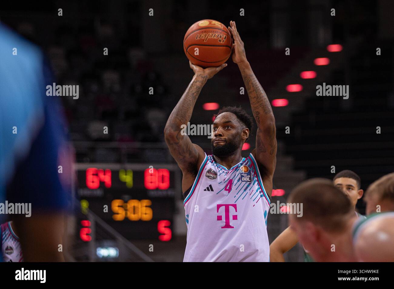 Jeff Garrett (Telekom Baskets Bonn #4) beim Freiwurf -- Testspiel ...