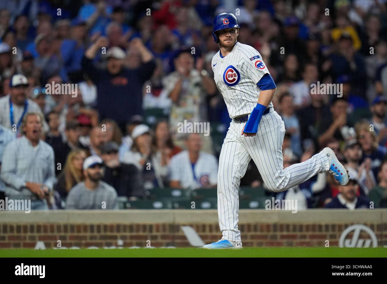 Chicago Cubs' Ian Happ scores on a single from Willi Castro during the ...