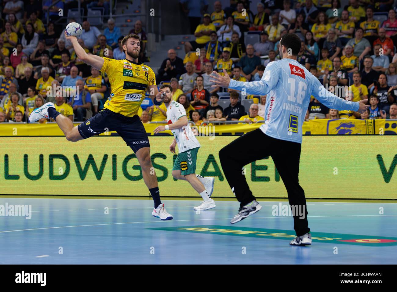 Steven Plucnar Jacobsen (Rhein Neckar Loewen) trifft gegen Tibor ...