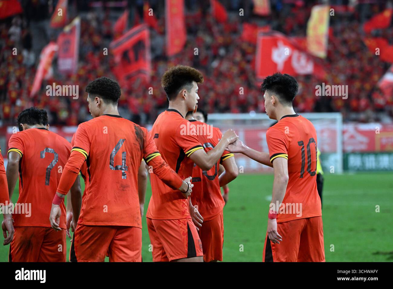 (250904) -- XI'AN, Sept. 4, 2025 (Xinhua) -- Players of China celebrate ...