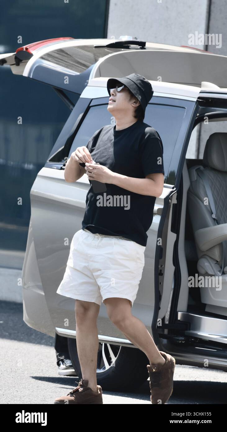 Chinese host and actor Yu Yang appears in Hangzhou City, east China's ...