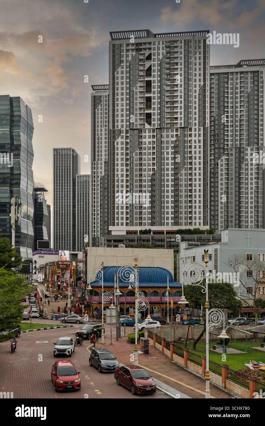 Buildings including skyscrapers shops hi-res stock photography and ...