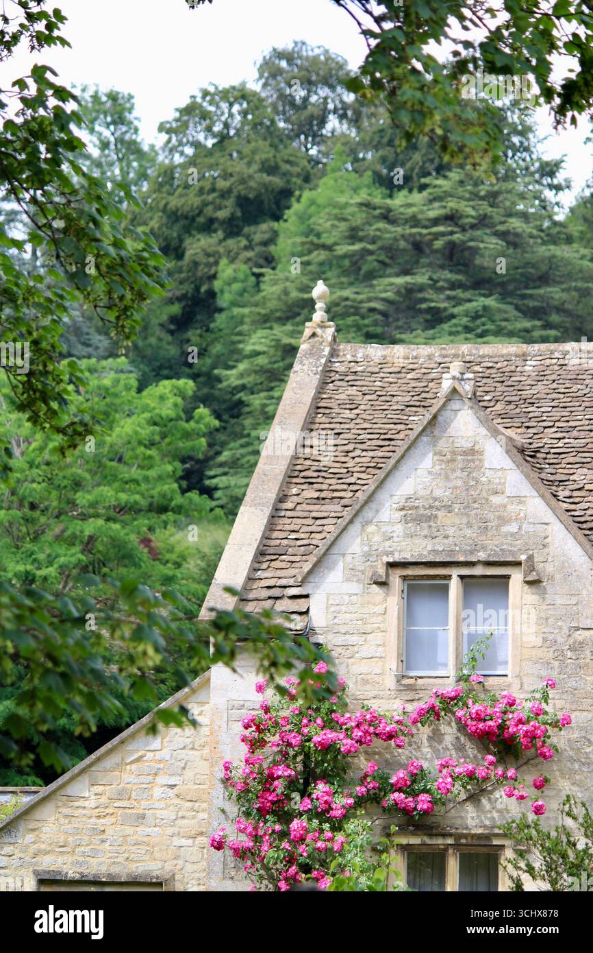 Limestone Building in Castle Combe, Cotswold, England Stock Photo - Alamy