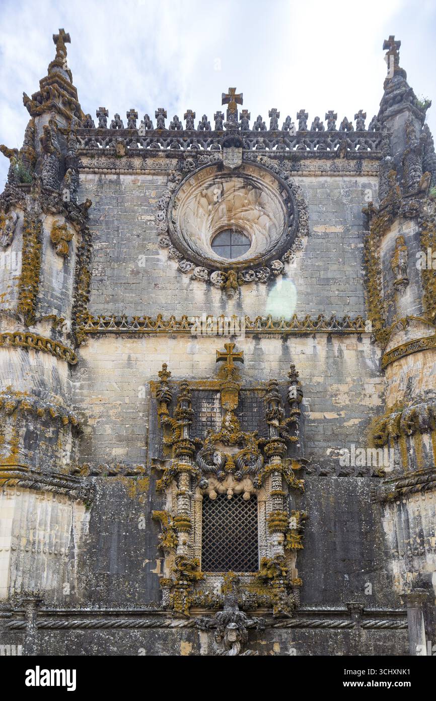 Manueline window with seafaring motifs and the Order of the Cross ...