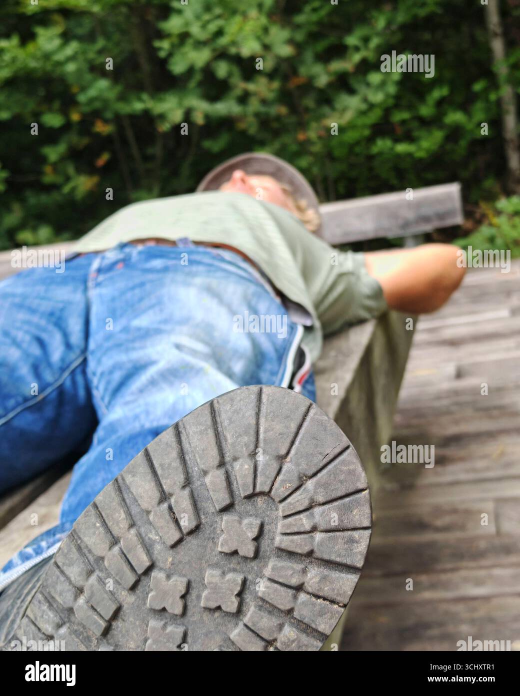 sleeping and tiredness, taking a nap for recreation and recovery ...