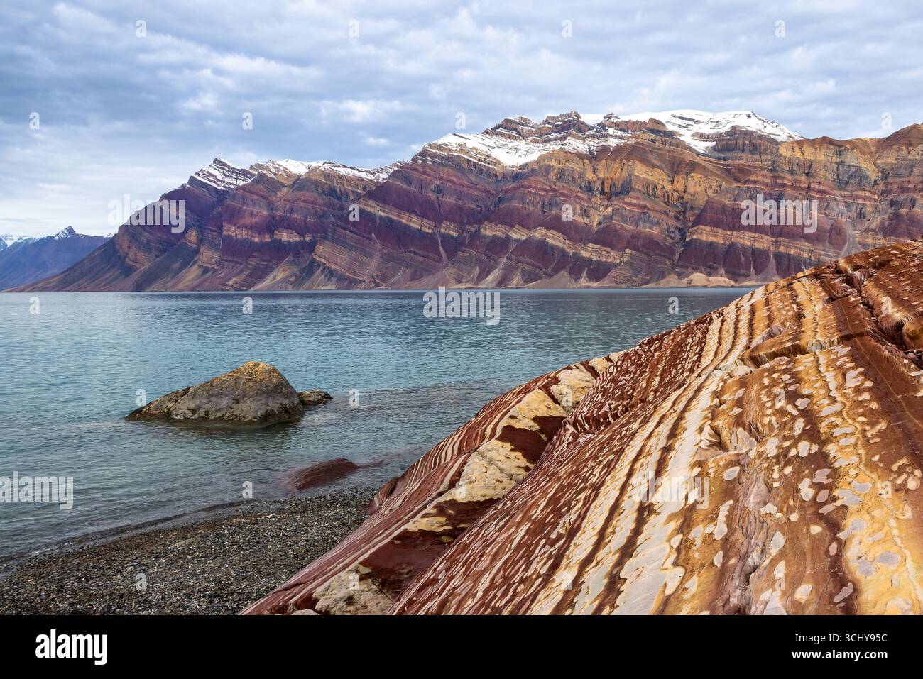 Greenland segelsallskapet fjord limestone rock hi-res stock photography ...