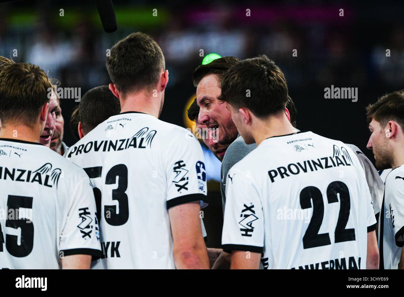 Filip Jicha (THW Kiel, Trainer) bei Auszeit GER, THW Kiel vs. HSG ...