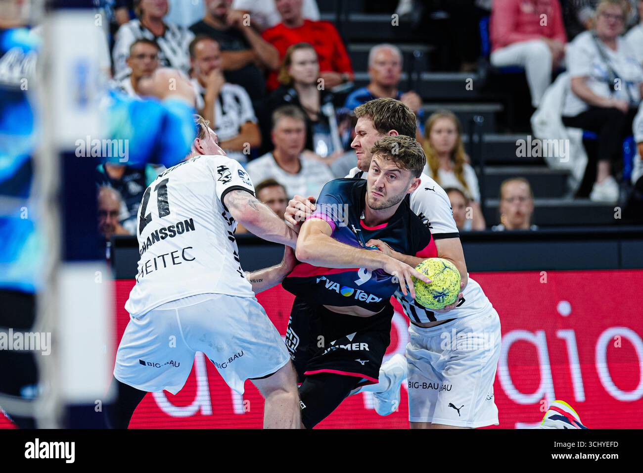 Eric Johansson (THW Kiel, #21), Niklas Theiss (HSG Wetzlar, #09 ...