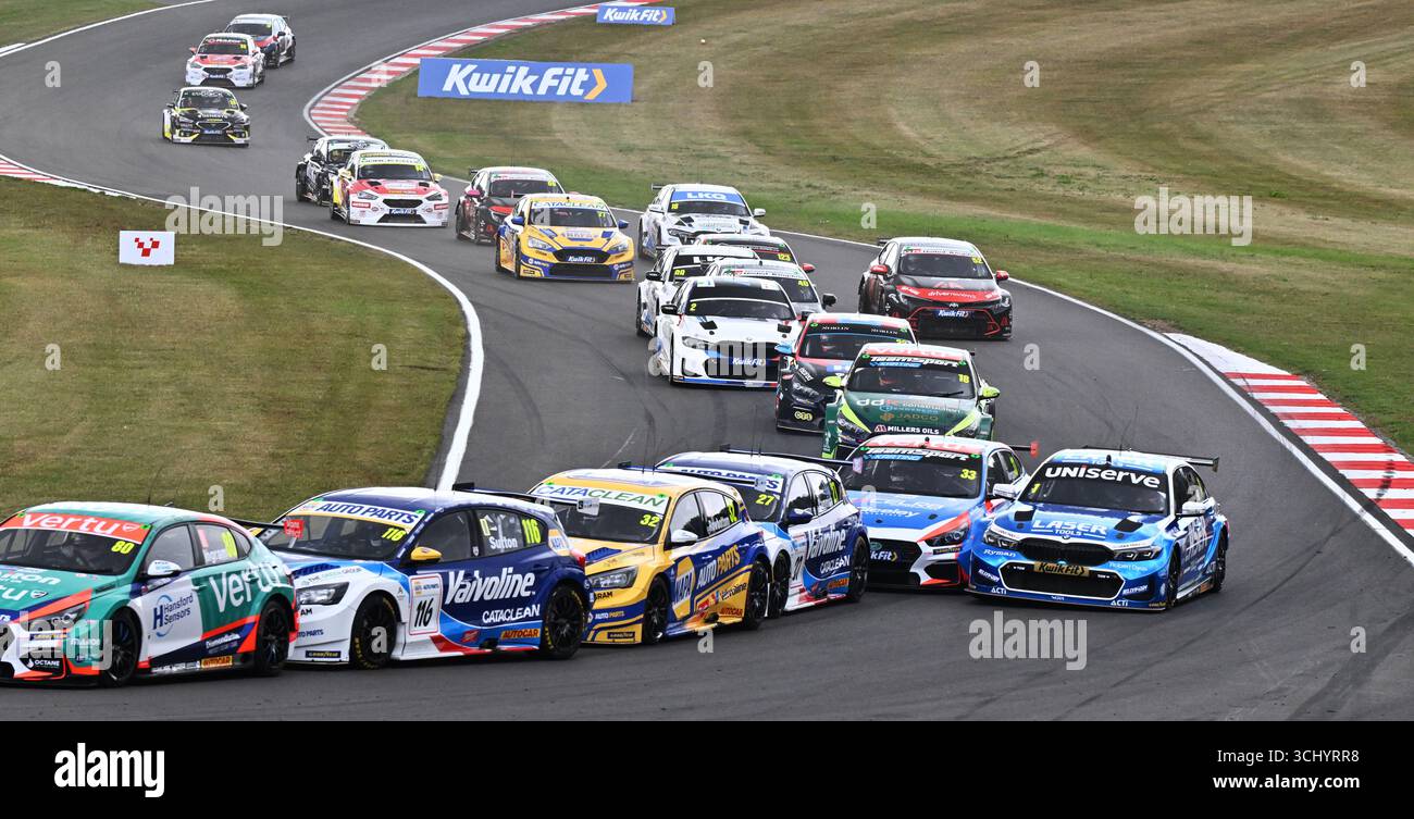 Getting crowded at the Old Hairpin, Round 23 of the 2025 of the British ...