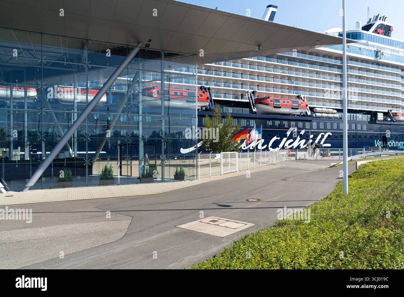 Warnemünde, Deutschland 15.Aug.2025: Im Bild: Glasfassade des Cruise ...