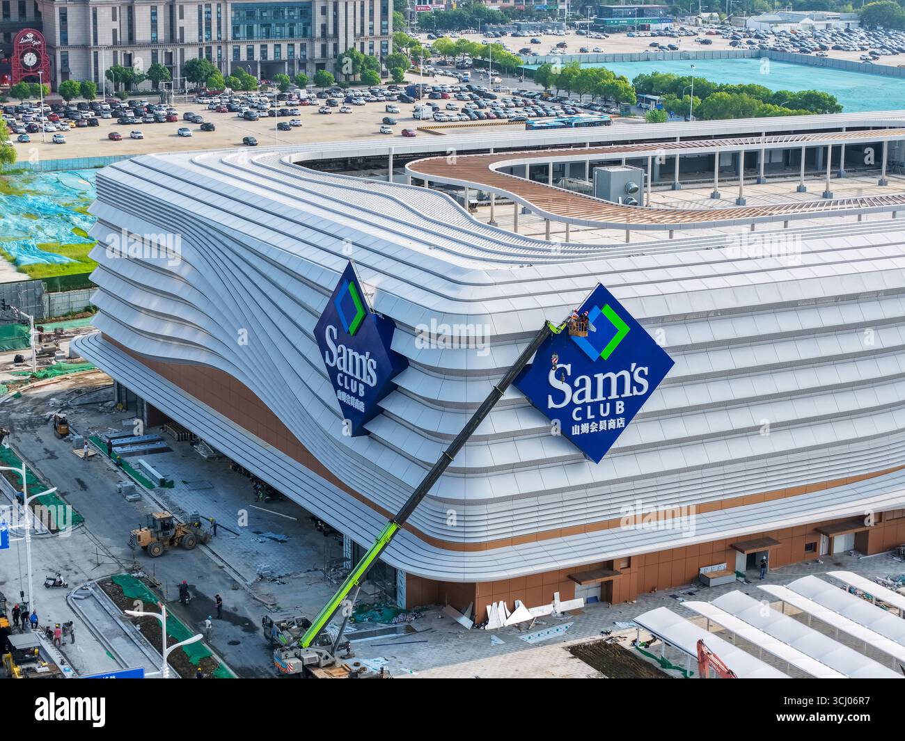 YANGZHOU, CHINA - SEPTEMBER 4, 2025 - The construction of the first Sam ...