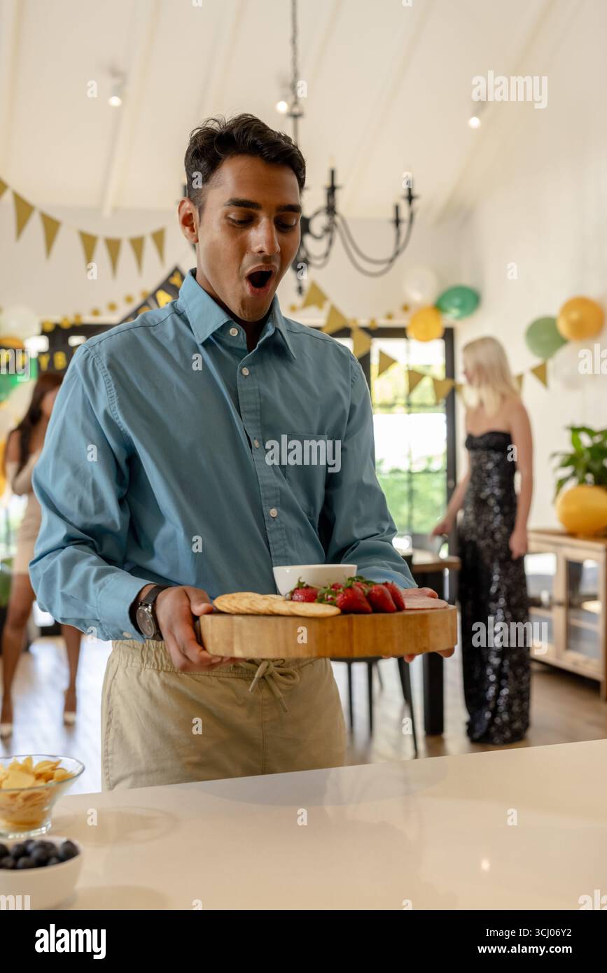 Man carrying tray snacks hi-res stock photography and images - Alamy