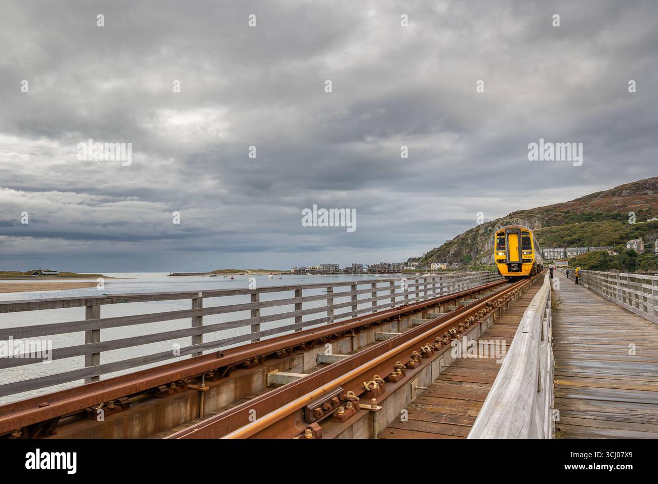 Barmouth rail bridge across estuary hi-res stock photography and images ...