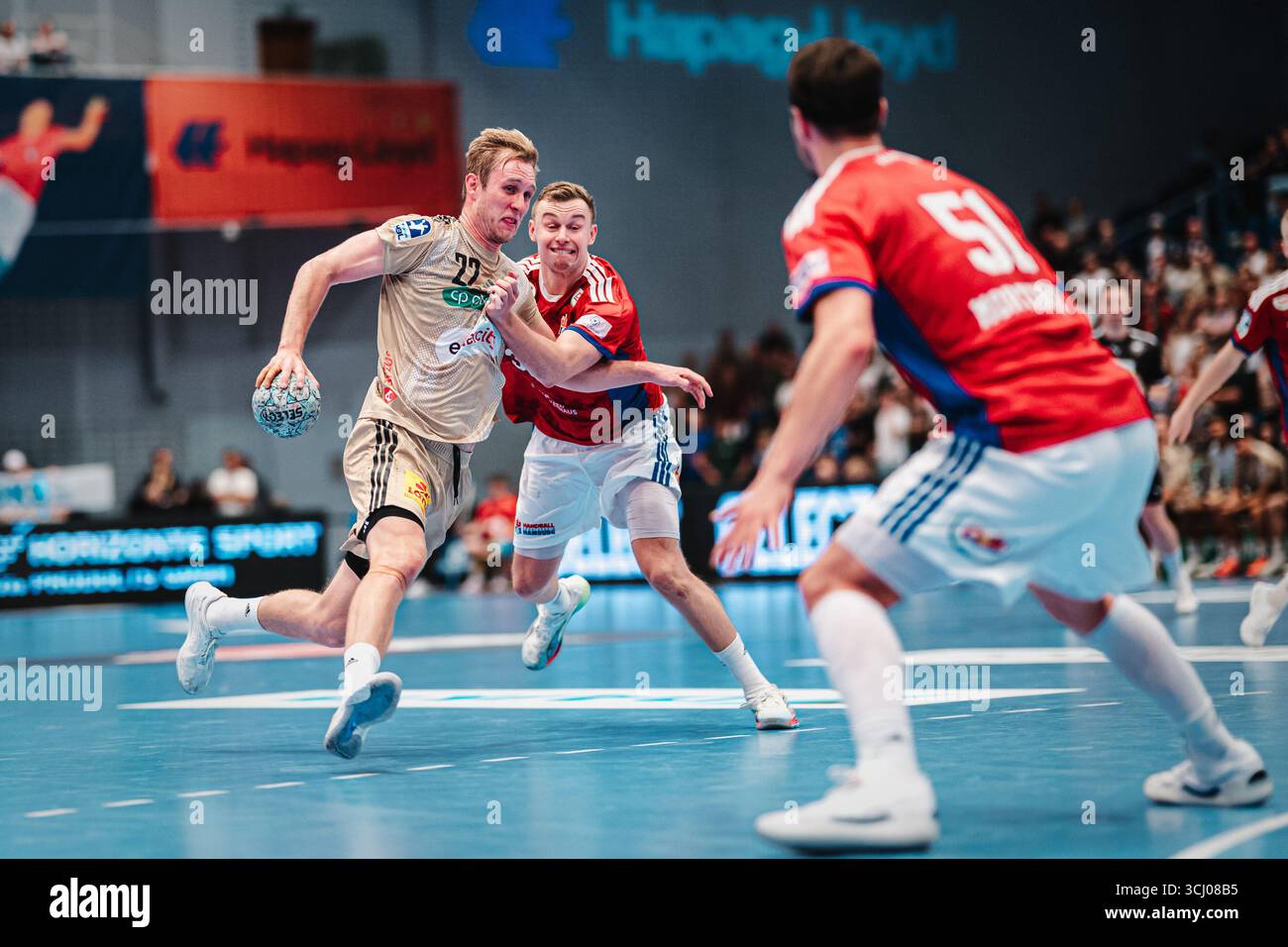 Marian Michalczik (TSV Hannover-Burgdorf, 22) im Zweikampf mit Moritz ...
