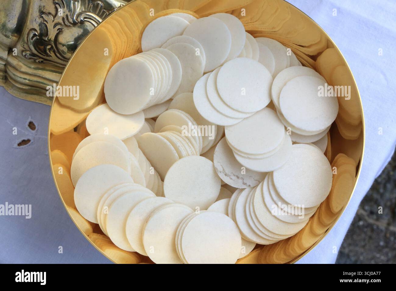 Hosties patene religion hi-res stock photography and images - Alamy