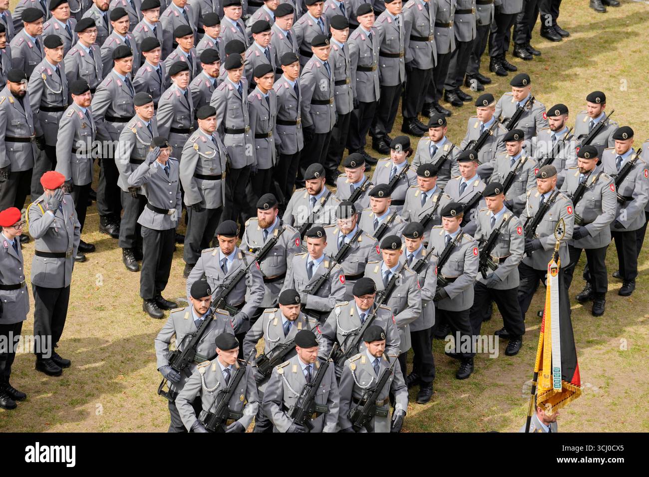 New recruits of the German Army Bundeswehr watching armed soldiers at a ...