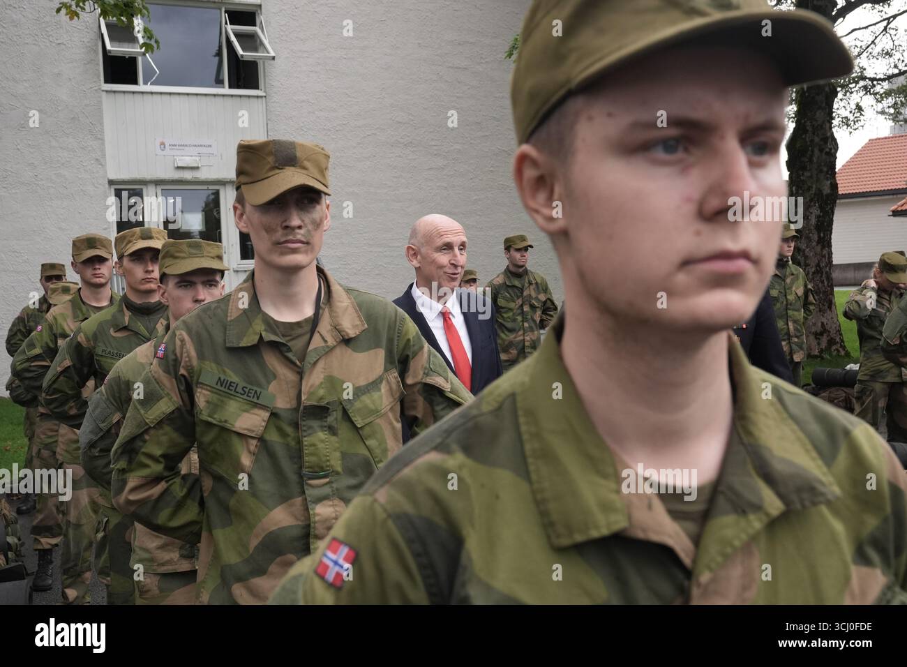 Defence Secretary John Healey meets new members of the Norwegian armed ...