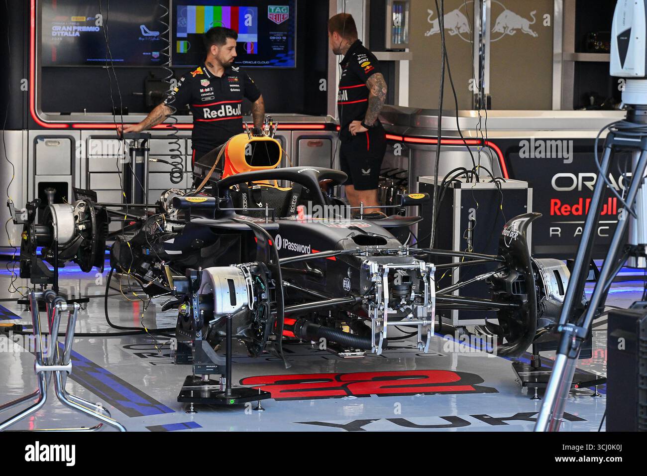 MONZA, ITALY - SEPTEMBER 04: Mechanics work on the (22) Oracle Red Bull ...