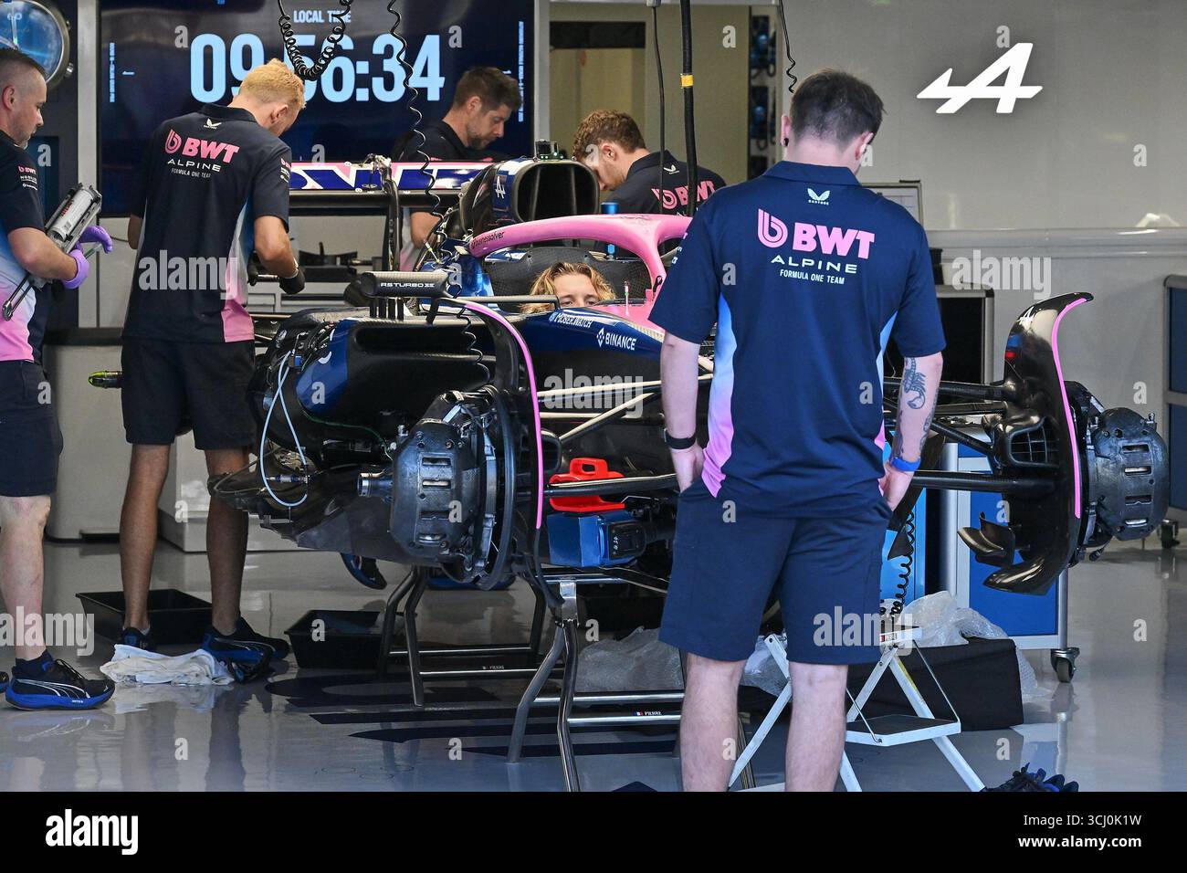 MONZA, ITALY - SEPTEMBER 04: Mechanics work on the (10) Alpine F1 A525 ...