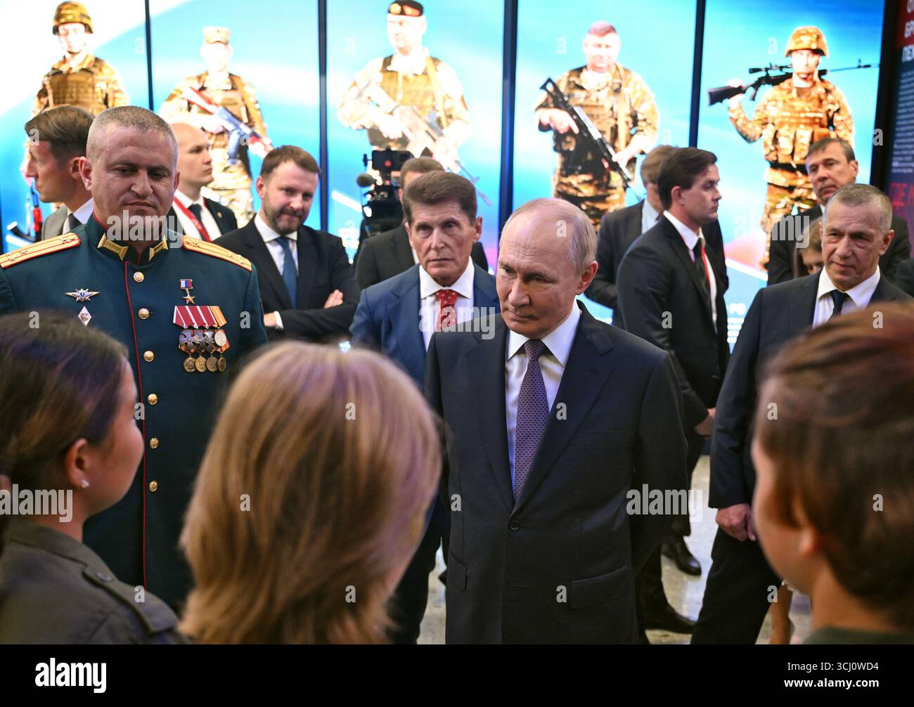Russian President Vladimir Putin (center) and commander of the Voin ...