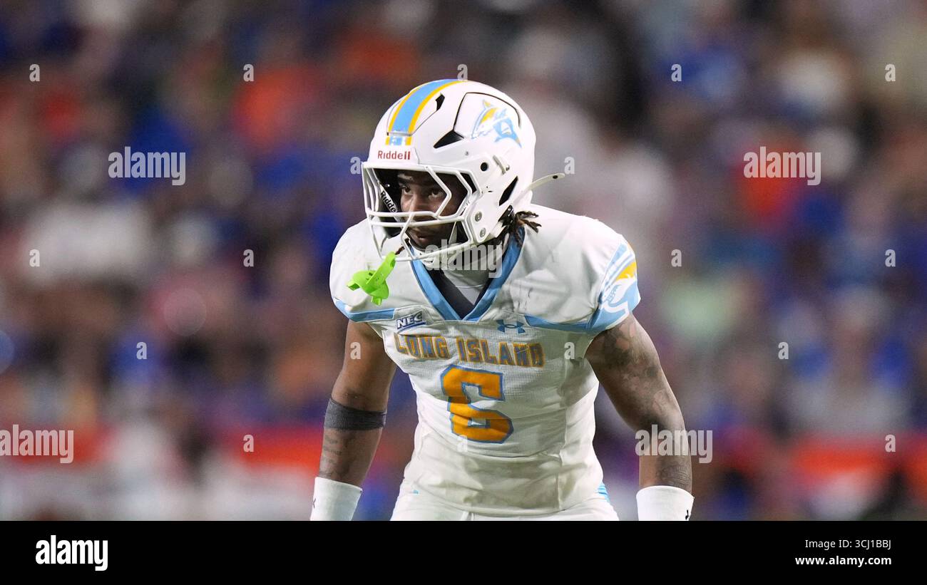 Long Island Sharks defensive back Jalen Bell (6) defends in the ...