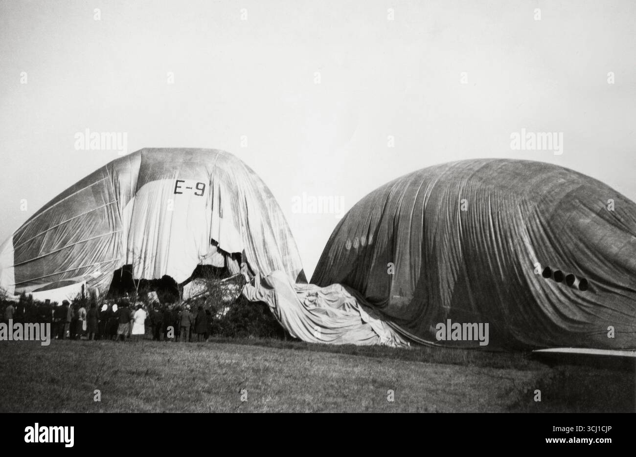 Forced landing of the French airship "Eclaireur-9" during a training ...
