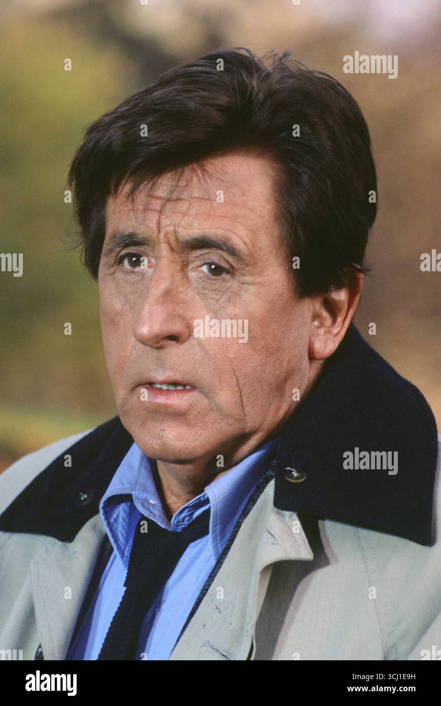 Jean Lefebvre on the set of the TV film "Des cadavres à la pelle ...