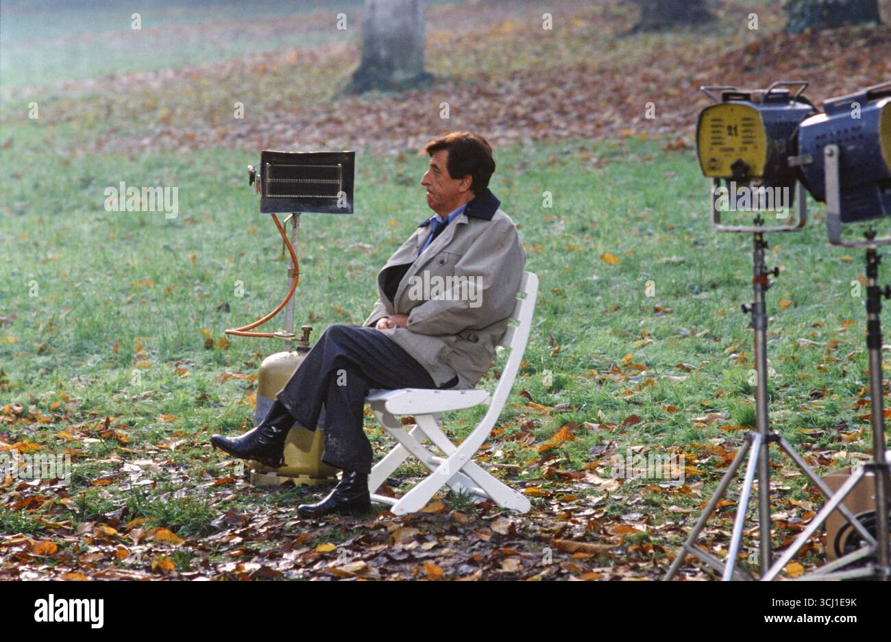 Jean Lefebvre on the set of the TV film "Des cadavres à la pelle ...