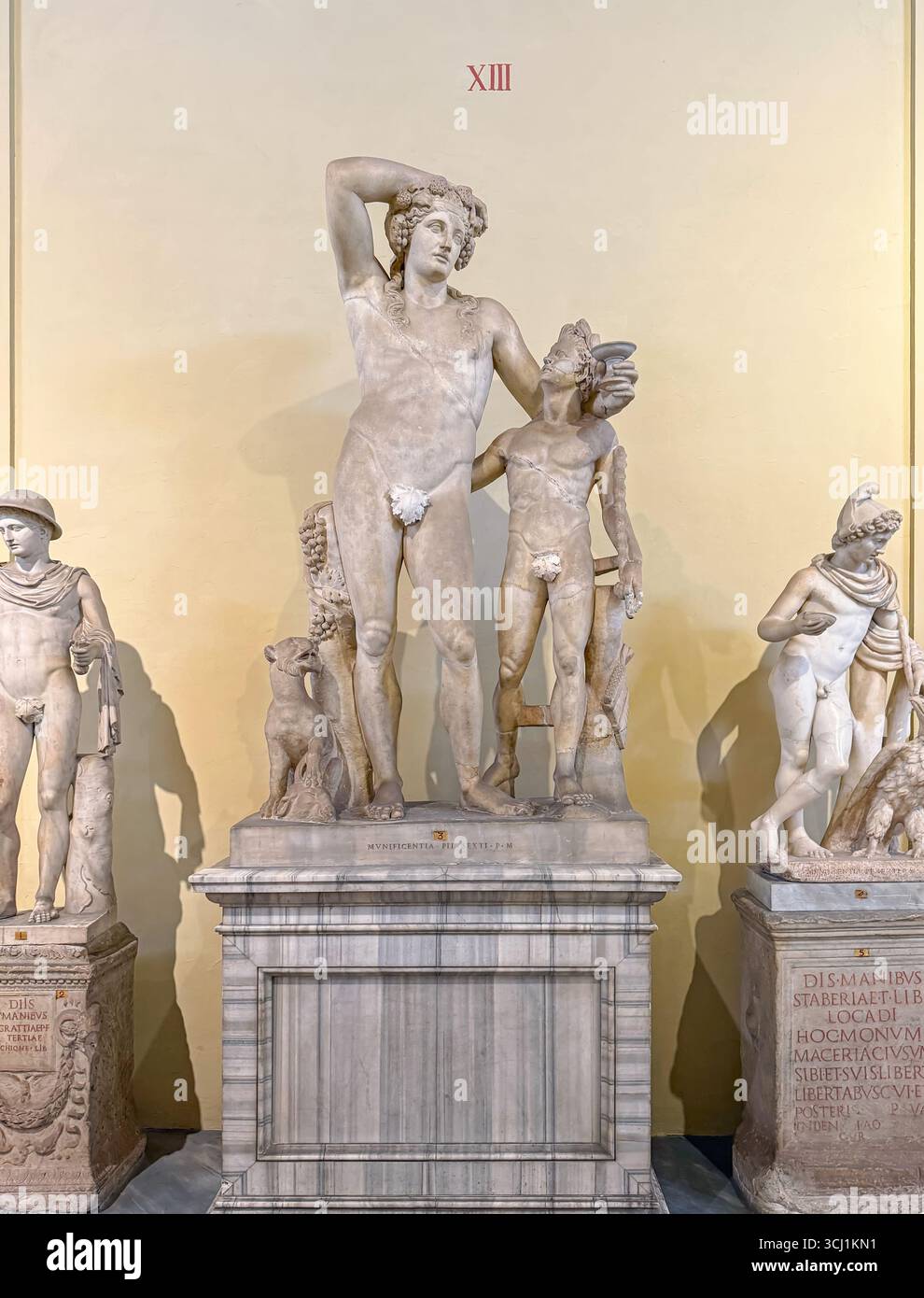 Drunk drink statue hi-res stock photography and images - Alamy