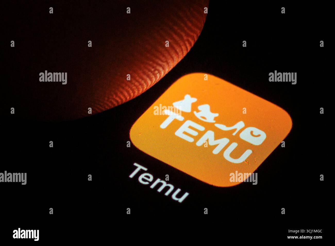 Die App Temu wird auf dem Display eines Smartphones angezeigt. Berlin ...