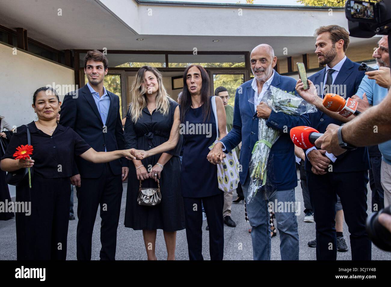 Nella foto da sinistra verso destra Sveva Fede, Paolo Brosio con amici ...