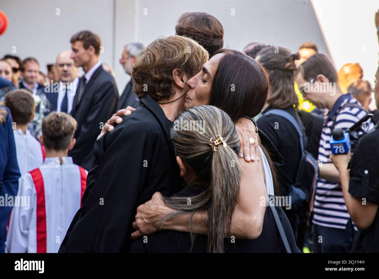Nella foto Sveva Fede figlia di Emilio Fede che abbraccia amici e ...