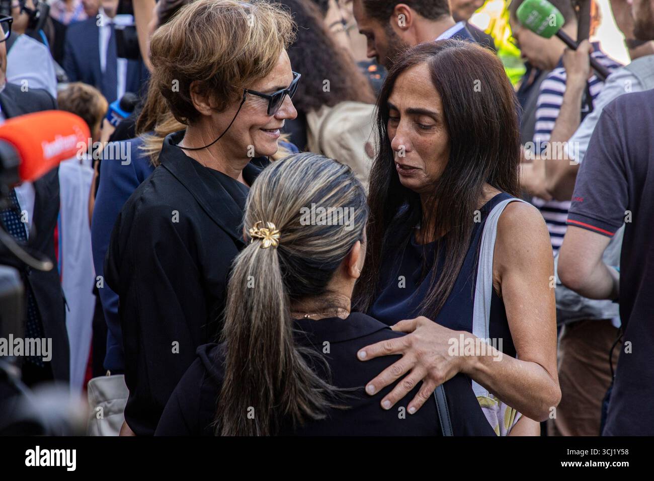 Nella foto Sveva Fede figlia di Emilio Fede che abbraccia amici e ...