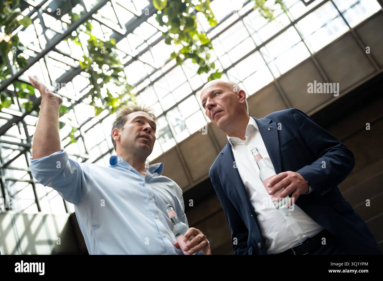 Der Regierende Bürgermeister Kai Wegner mit Hans Stier vom Immobilienentwickler MREI während ...